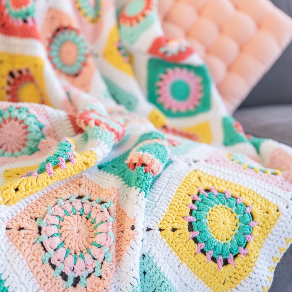 Crochet Pattern Yarn and Colors Blossom Blanket - Yarnplaza.com