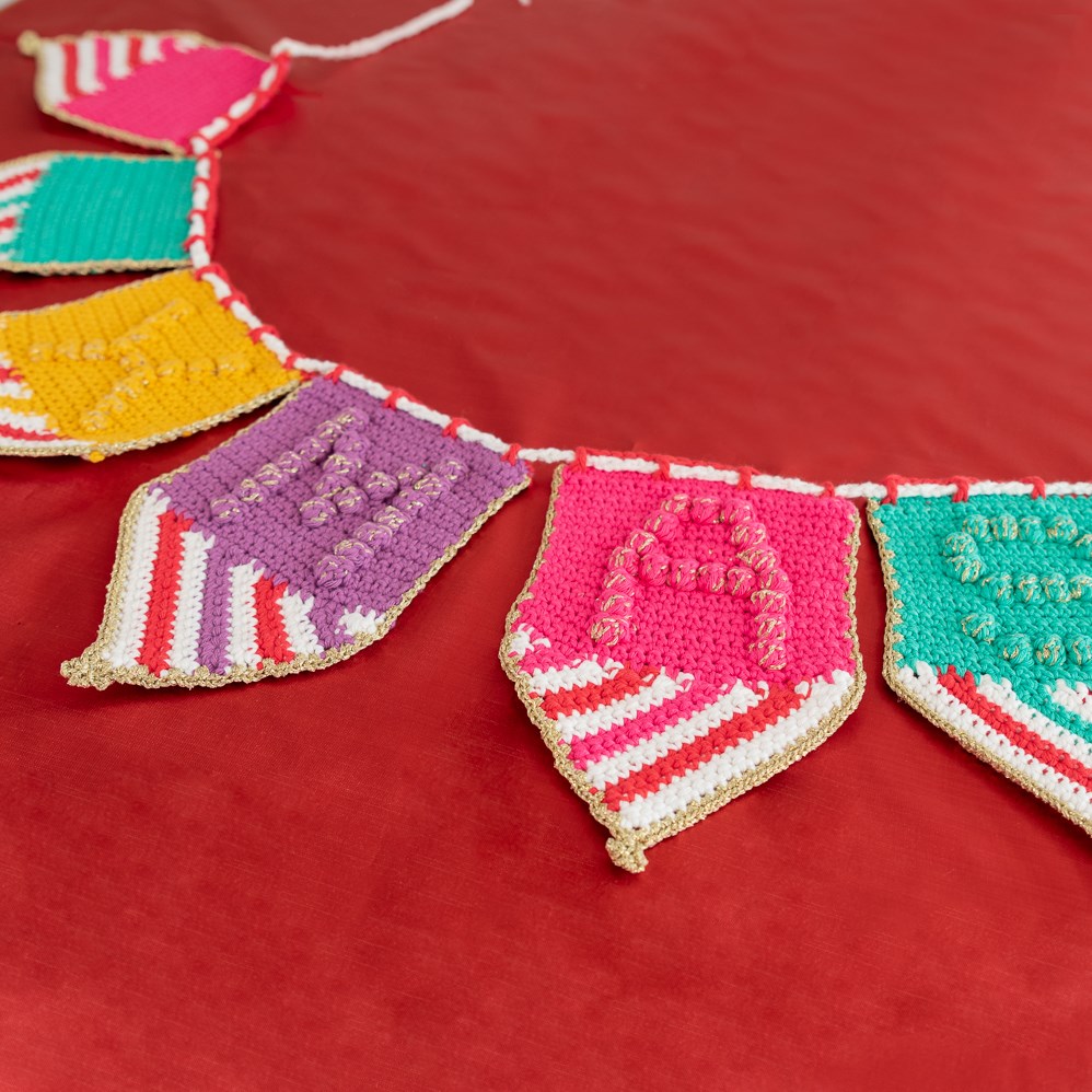 Crochet Pattern Yarn and Colors Colorful Christmas Bunting - Yarnplaza.com